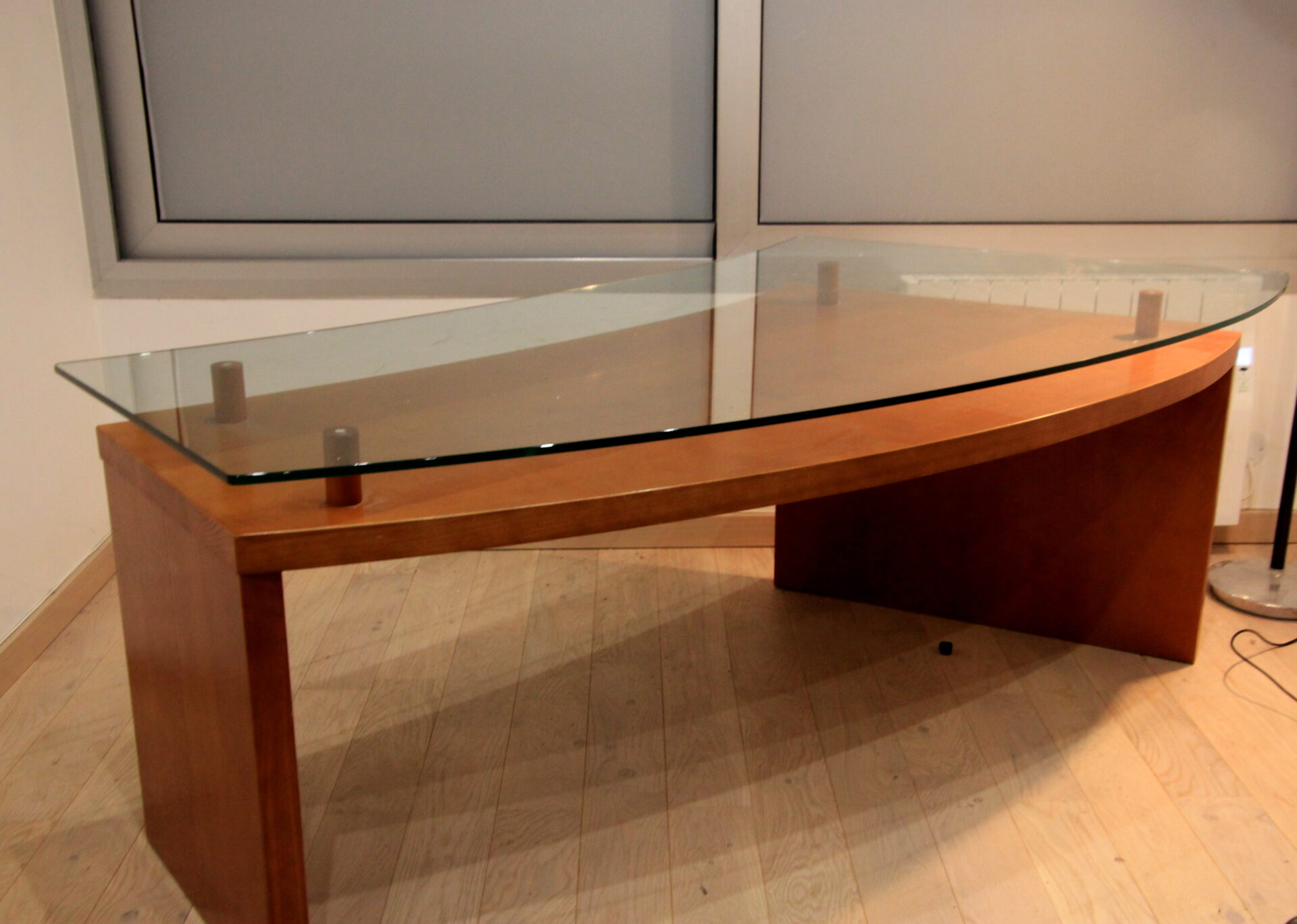 Bureau arrondi et son plateau de verre - LesMeublesCirculaires.fr