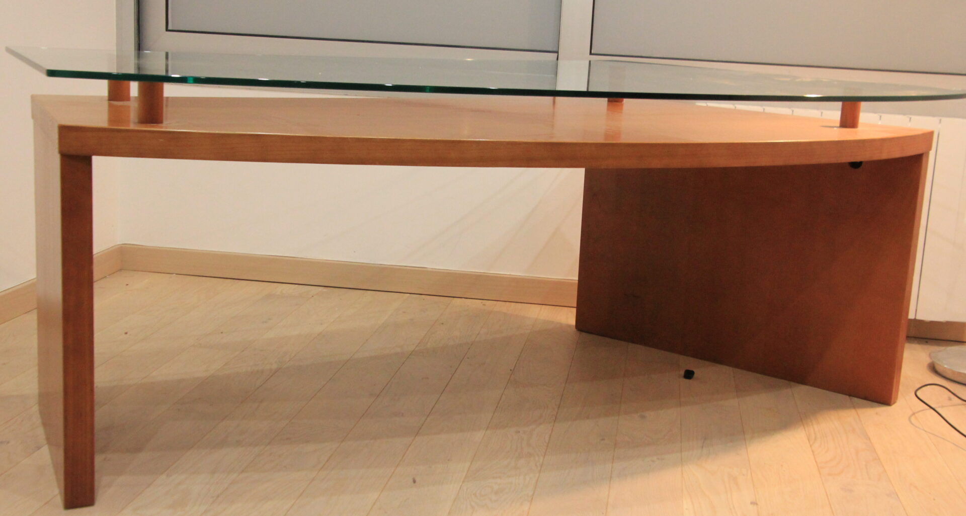 Bureau arrondi et son plateau de verre - LesMeublesCirculaires.fr