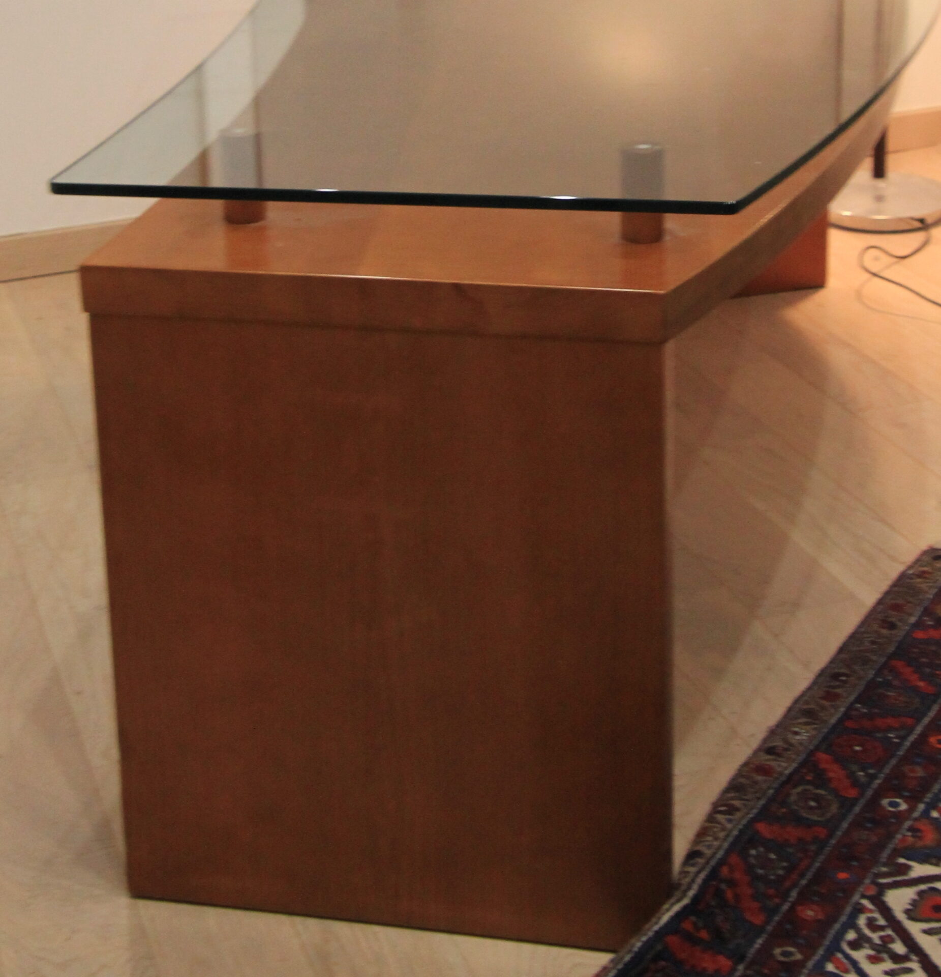 Bureau arrondi et son plateau de verre - LesMeublesCirculaires.fr